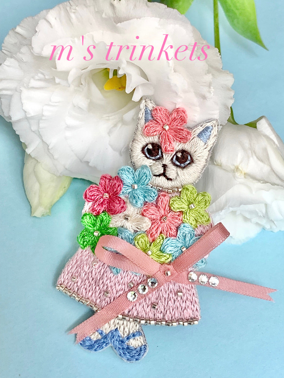 花束抱えてお出かけ♪ネコちゃんのブローチ ブローチ リーテングレーデ 通販 15203273｜Creema(クリーマ)