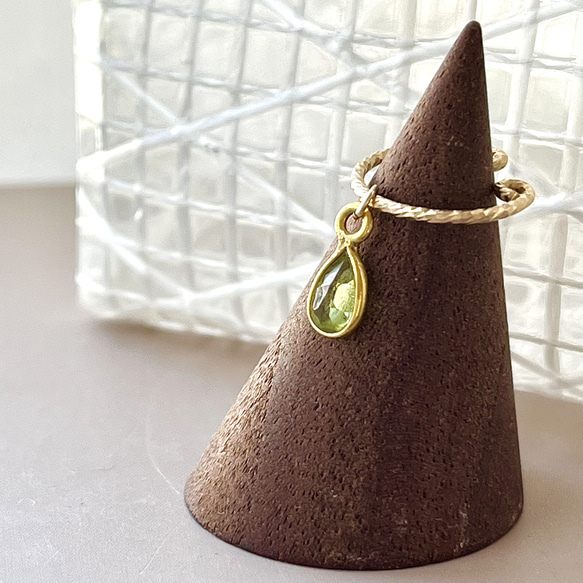 【8月誕生石】14kgf しずく型 枠留めペリドットのイヤーカフ イヤーカフ milimili901 通販｜Creema(クリーマ) 15211845