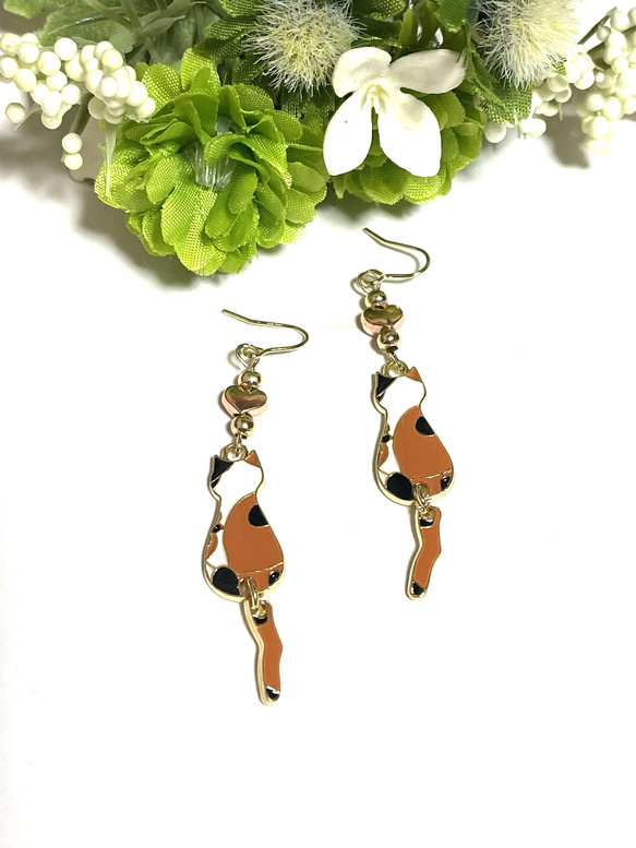 しっぽがゆらゆら三毛猫ちゃんピアスorイヤリング ピアス（フック・チェーン） moco 通販｜Creema(クリーマ) 15221355