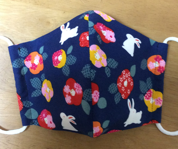 送料無料 マスク 立体 布マスク ハンドメイド かわいい うさぎ 卯 和柄 花柄 動物 紺色地 (裏地白色) A 着物 布マスク kazumi ...