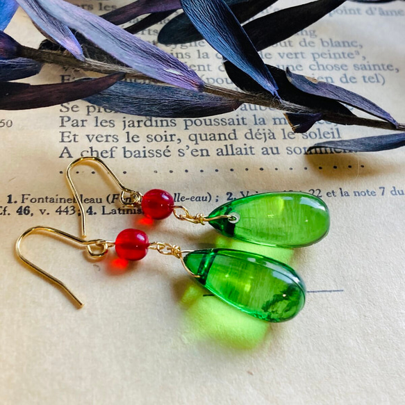 再販 ️33 単品2日以内発送 魔法使いの耳飾り 大粒 グリーンドロップ ピアス 動く城 ピアス（スタッド・一粒） 砂糖子★珍しデザイン ...