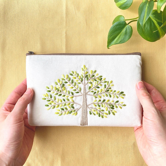 手刺繍ポーチ・散歩 ポーチ Luca 通販 15243366｜Creema(クリーマ)