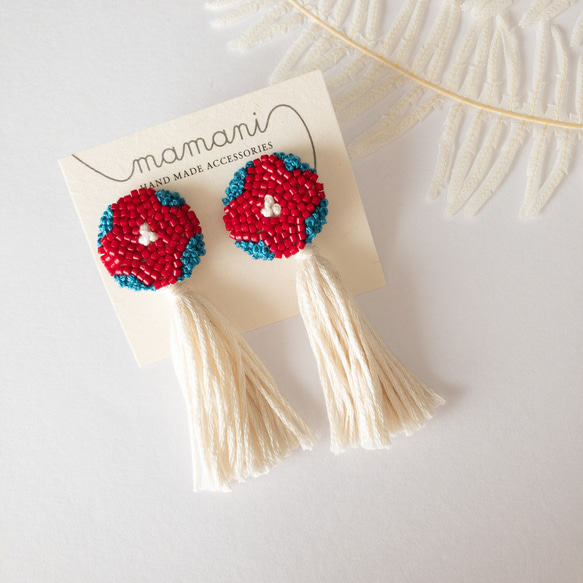 レトロflower （blue/led） 2way！ 金属アレルギー対応 刺繍 ビーズ刺繍 ピアス（スタッド・一粒） mamani_made ...