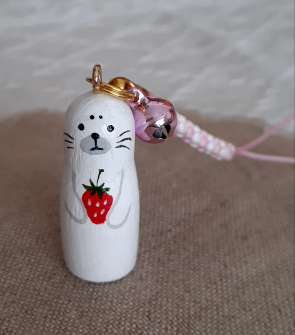 アザラシの根付け いちご 白 その他雑貨 common-seals 通販 15306174｜Creema(クリーマ)