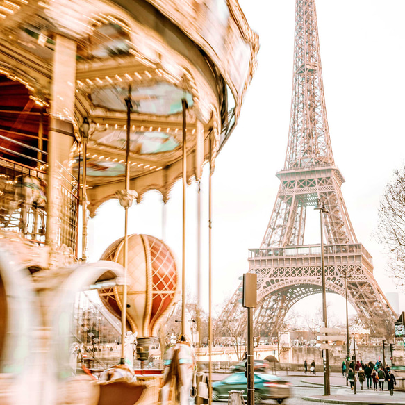 パリ浪漫風: エッフェル塔×夢見るメリーゴーランド、心躍る景色のアートポスター 写真・グラフィック preseART 通販 15307814｜Creema(クリーマ)