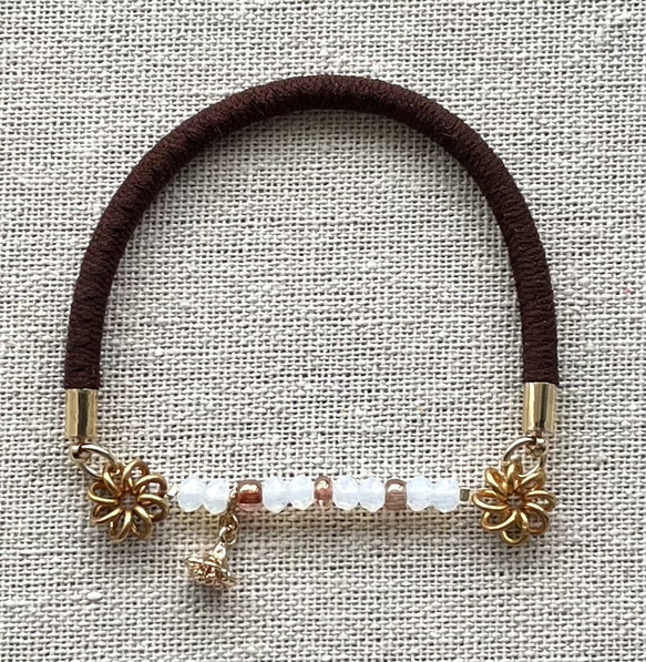 静電気抑制ブレス☆うつむく花と白いガラスビーズ ブレスレット *noraneko* 通販 15324339｜Creema(クリーマ)