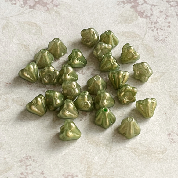 【4x6㍉ 30個】ミニベルフラワービーズ＊メタリックグリーン ＊チェコビーズ＊花＊緑 ビーズ la récolte チェコビーズ 通販 ...