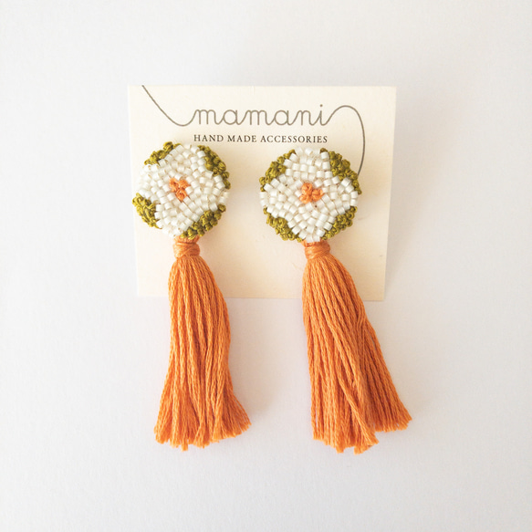レトロflower （green/orange）2way! 金属アレルギー対応 刺繍 ビーズ刺繍 イヤリング・ノンホールピアス mamani ...