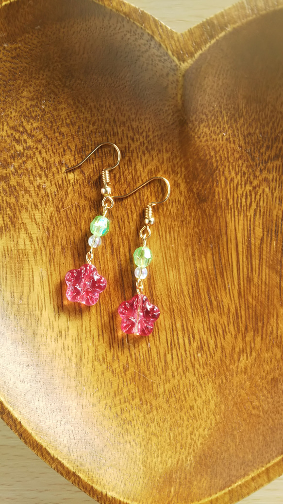 ガラスのお花ピアス【レッド】 ピアス（フック・チェーン） サン 通販｜Creema(クリーマ) 15337904