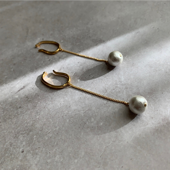 243. gold揺れるコットンパールのイヤーカフ semi order /両耳 イヤーカフ お急ぎの場合はご購入前にご相談ください☺ 通販 ...