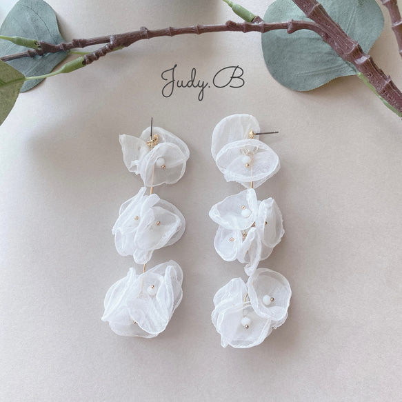 w067 ホワイト オーガンジー フラワー 3連 ブーケ ボリューム ピアス ウェディング 結婚式 ブライダル ピアス（その他） judy.b＊ジュディブライダル 通販 15347685 ...