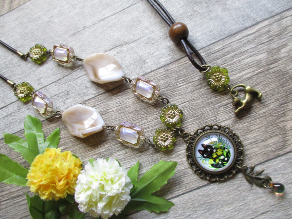 3493 ボタニカル猫とお花 本革紐のロングペンダント ※約108㎝・1点物 ネックレス・ペンダント 🌸はなはなあにまる🐇🎶 通販 ...