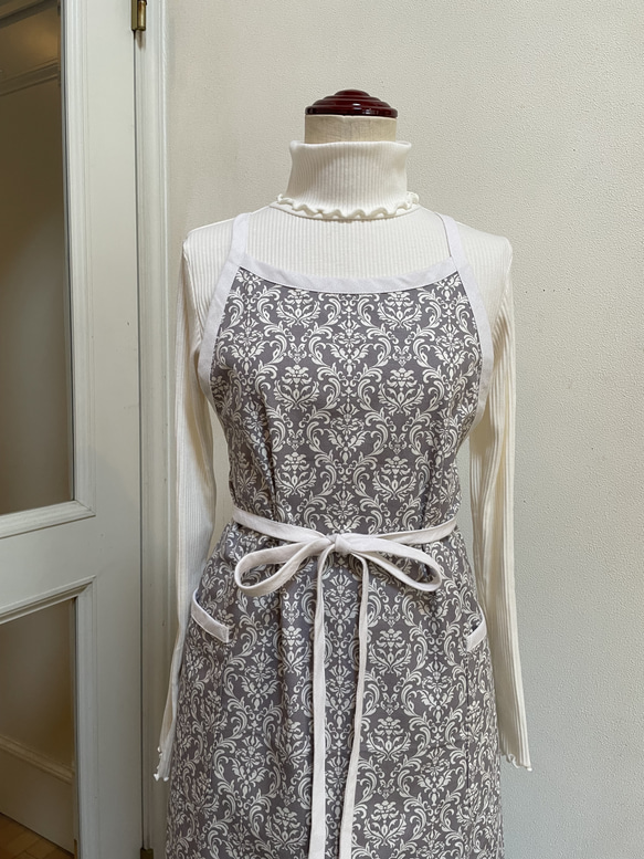 L90：ダマスク柄グレーロングエプロン エプロン orange tea♪ 通販 15382140｜Creema(クリーマ)