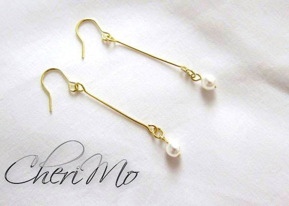 ノーブルホワイトのミニパールが揺れる♪シンプルスイングピアス☆ 各種ピアス変更、イヤリング変更可能☆ ピアス（フック・チェーン） Cherimo 通販｜Creema(クリーマ) 15392719
