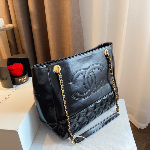 CHANEL シャネル大きなロゴがレトロな大きなバッグショルダー CHANEL シャネル大きなロゴがレトロな大きなバッグショルダー