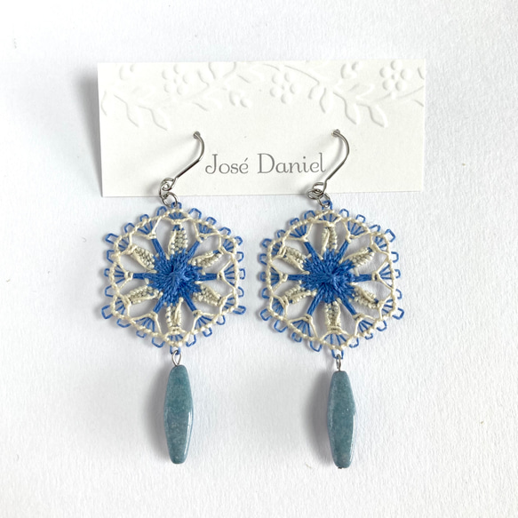 糸の六角形モチーフとチェコガラスビーズのピアス/イヤリング ブルー ニャンドゥティ 受注制作 ピアス（フック・チェーン） José ...