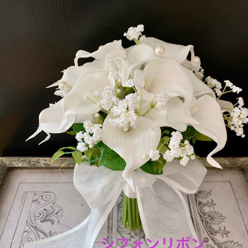 カラーとかすみ草のクラッチブーケ(再販)(ブートニア付 カラーとかすみ草のクラッチブーケ(再販)(ブートニア付