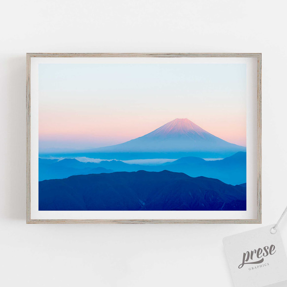憧れの富士山 - 日の出の柔らかな光を浴びる絶景アートポスター、和の心を感じるインテリア 写真・グラフィック preseART 通販 15468952｜Creema(クリーマ)