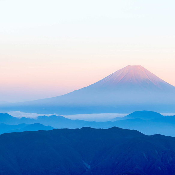 憧れの富士山 - 日の出の柔らかな光を浴びる絶景アートポスター、和の心を感じるインテリア 写真・グラフィック preseART 通販 15468952｜Creema(クリーマ)
