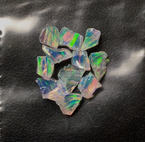 《合成オパール》(フローレスオパール) 原石 ウォーター/マルチ斑 1.4g ㋚ その他素材 イノセ宝石東京 通販｜Creema(クリーマ ...