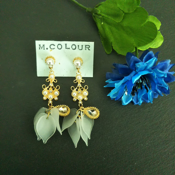 ゴールド×ホワイト、パールと花びらのアレンジピアス ピアス（スタッド・一粒） M.COLOUR 通販 15528877｜Creema(クリーマ)