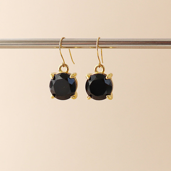 【8月誕生石】ブラックスピネル 枠留めラウンドファセットカット 約8mm / 14kgf フックピアス ピアス（フック・チェーン） koko ココ 通販｜Creema(クリーマ) 15530791