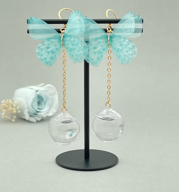 【注文製作】爽やかな水玉と蝶々 春 グリーン 香水ビン ピアス イヤリング UVレジンアレルギー対応 ピアス（フック・チェーン ...