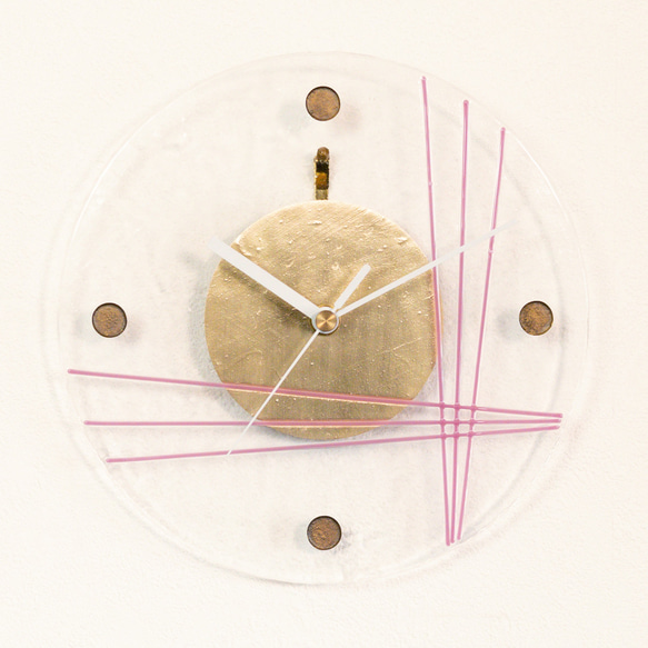 ラインガラスの壁掛け時計（ピンク） 掛け時計・置き時計 アトリエ納屋 通販 15545178｜Creema(クリーマ)