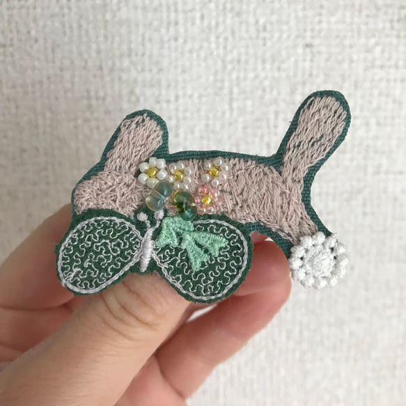 一点物*らんらんうさぎさんブローチ ミナペルホネン ブローチ chaki 通販 15552355｜Creema(クリーマ)