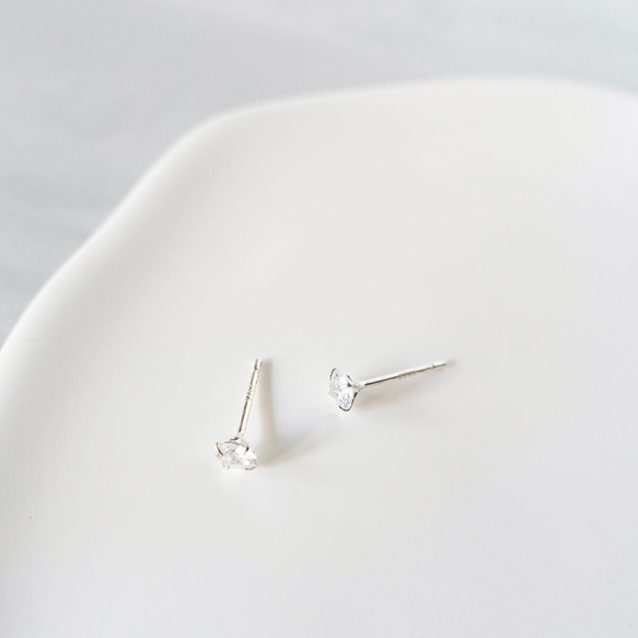 ピアス ジルコニア 一粒 シルバー925 14kgp 定番 上品 きらきら シンプル こぶり ピアス（スタッド・一粒） milly haus 通販 15578794｜Creema(クリーマ)