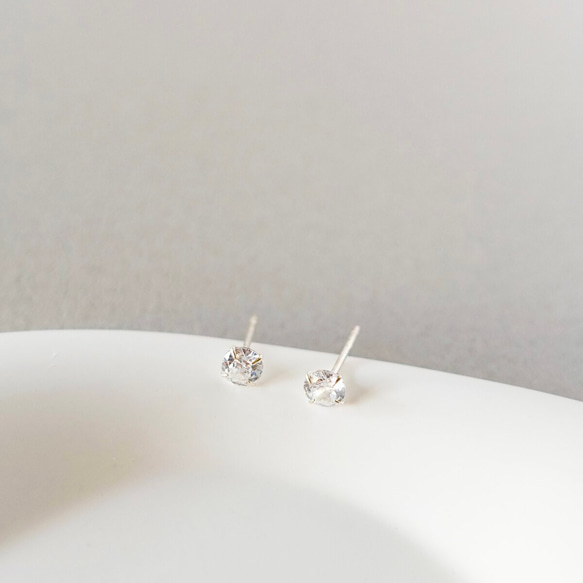 ピアス ジルコニア 一粒 シルバー925 14kgp 定番 上品 きらきら シンプル こぶり ピアス（スタッド・一粒） milly haus 通販 15578794｜Creema(クリーマ)