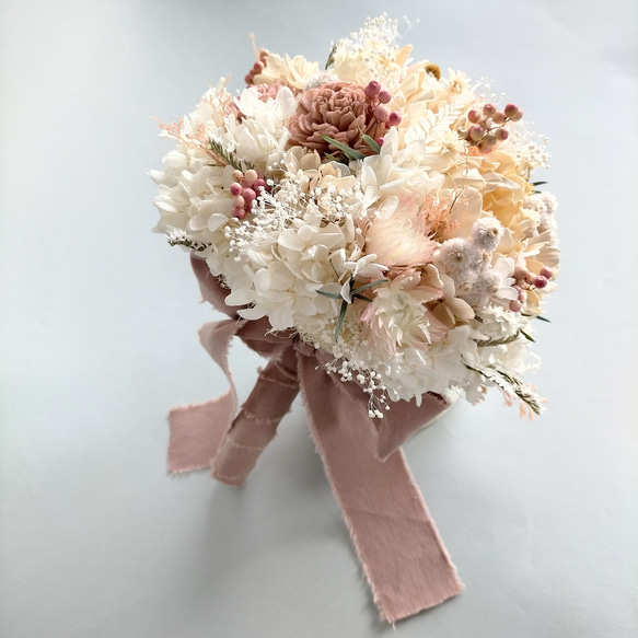 くすみピンクのふわふわラウンドブーケ 受注制作 ブライダルブーケ ドライフラワー プリザーブドフラワー 結婚式 ブーケ ブーケ 花小部屋 ...