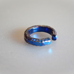 Titanium ear cuff・チタンイヤーカフ・ロックイヤー・青に銀・受注生産 イヤーカフ ねこへい工房（コブ） 通販 15601270 ...