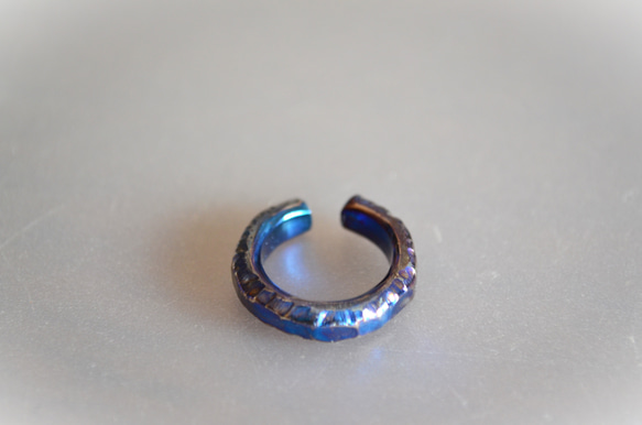 Titanium ear cuff・チタンイヤーカフ・ロックイヤー・青に銀・受注生産 イヤーカフ ねこへい工房（コブ） 通販 15601270 ...