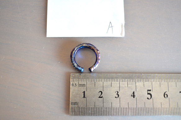 Titanium ear cuff・チタンイヤーカフ・ロックイヤー・青に銀・受注生産 イヤーカフ ねこへい工房（コブ） 通販｜Creema ...