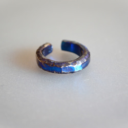 Titanium ear cuff・チタンイヤーカフ・ロックイヤー・青に銀・受注生産 イヤーカフ ねこへい工房（コブ） 通販｜Creema ...