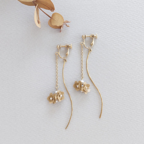 ペーパーアクセサリー・かすみ草ウェーブイヤリングbeige イヤリング・ノンホールピアス A.S.P 通販｜Creema(クリーマ) 15630179