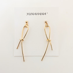 人気 cross ribbon gold stick ピアス イヤリング 16Kgp 揺れリボン 春フォーマル ピアス（フック・チェーン ...