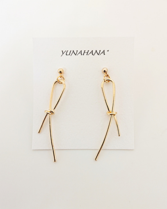 人気 cross ribbon gold stick ピアス イヤリング 16Kgp 揺れリボン 春フォーマル ピアス（フック・チェーン ...