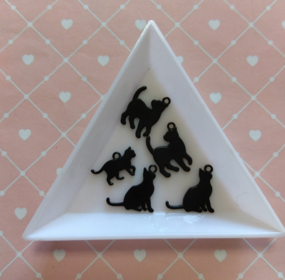 小さな猫パーツ5個 ブラック その他素材 ふしぎの国のアクセサリー店 通販 15715167｜Creema(クリーマ)