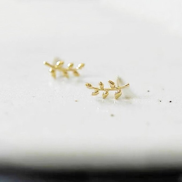 ピアス リーフ オリーブ ボタニカル シルバー925 14kコーティング 14kgp 小ぶり シンプル 葉っぱ ピアス（スタッド・一粒） milly haus 通販 15715543 ...