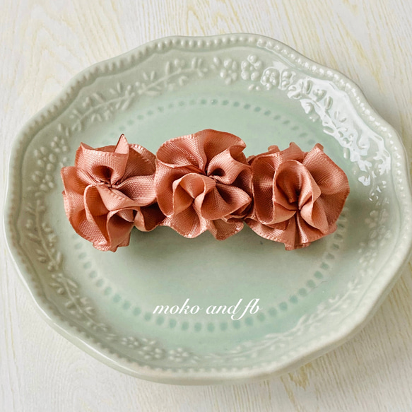 カーネーションヘアバレッタ／ピンクベージュ 母の日 バレッタ moko and fb 通販 15718561｜Creema(クリーマ)