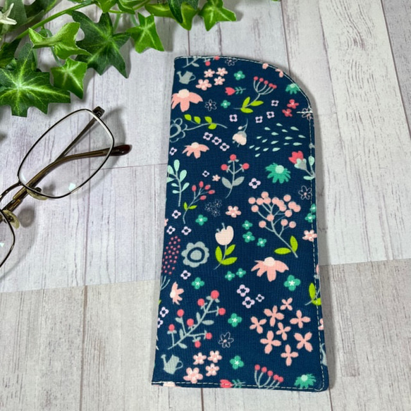 ボタニカル柄の薄型メガネケース ブルー 現物 送料込み メガネケース アトリエユリ＆ユリクミズ 通販 15724745｜Creema(クリーマ)