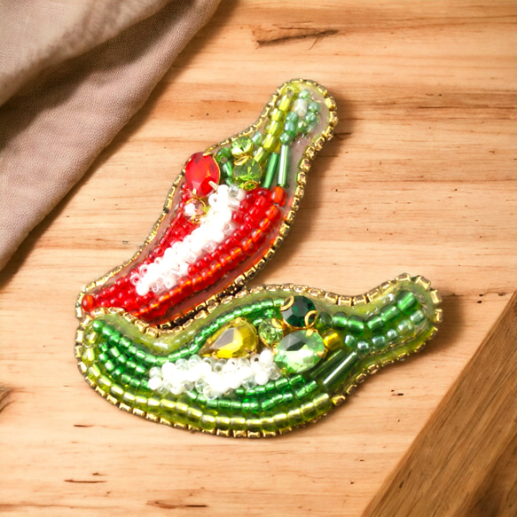 オリジナルデザインで差をつける！唐辛子の ビーズブローチ (2個セット) ブローチ ミモザ 通販 15739821｜Creema(クリーマ)