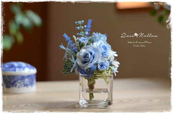 Creema限定・母の日ギフト【フェイクウォーター】キューブの器にバラとラベンダーのブルートーンのミニブーケ アートフラワー ローズメロウ ...