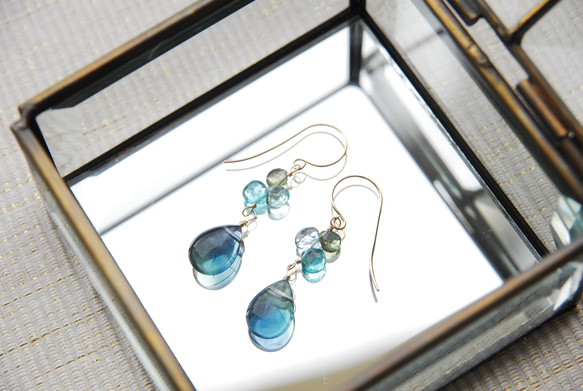 Pierce No.2 14kgf 可以享受螢石滴和彩色寶石的多彩顏色 垂墜耳環 Ayako's 的作品｜Creema