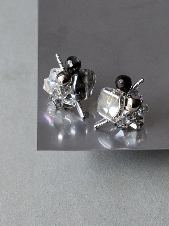 grain of light black ピアス（スタッド・一粒） legmos 通販｜Creema(クリーマ)