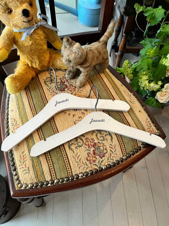 【2点セット♪】フランスヴィンテージ 子供服メーカーの白いハンガー その他素材 🇬🇧piskey 通販 15765071｜Creema(クリーマ)