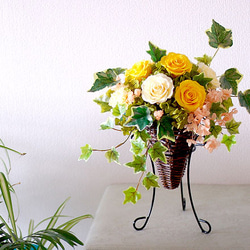 【早割実施中】ナチュラルテイスト満載の母の日アイアンスタンドアレンジ【Creema限定】 プリザーブドフラワー 創作花屋花の音 通販 ...