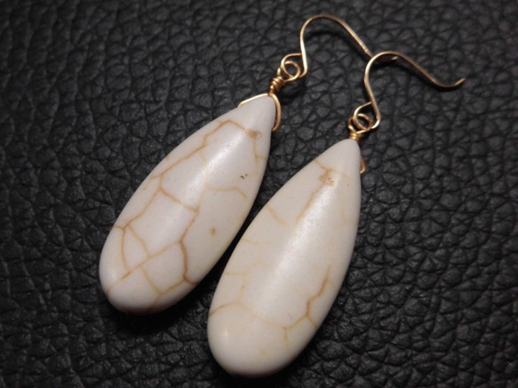 【SALE】【14KGF】ロングしずく型ハウライトの1粒ピアス C1￥650→￥500 ピアス（フック・チェーン） KAZEYA－かぜやー 通販｜Creema(クリーマ) 15792724